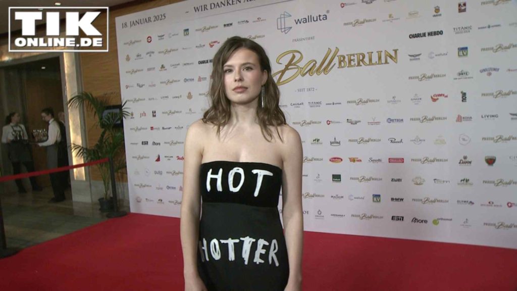 Presseball – Klima-Aktivistin Luisa Neubauer sogt mit besonderem Kleid für Aufmerksamkeit ...