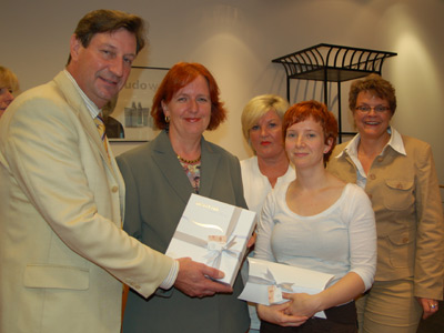 Das sind die Glückspilze: Preisübergabe im Salon von Udo Walz ...